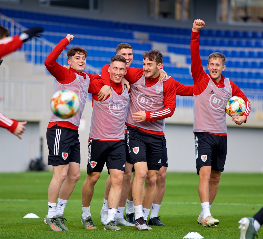 Uels "Bakcell Arena"da gülə-gülə məşq etdi