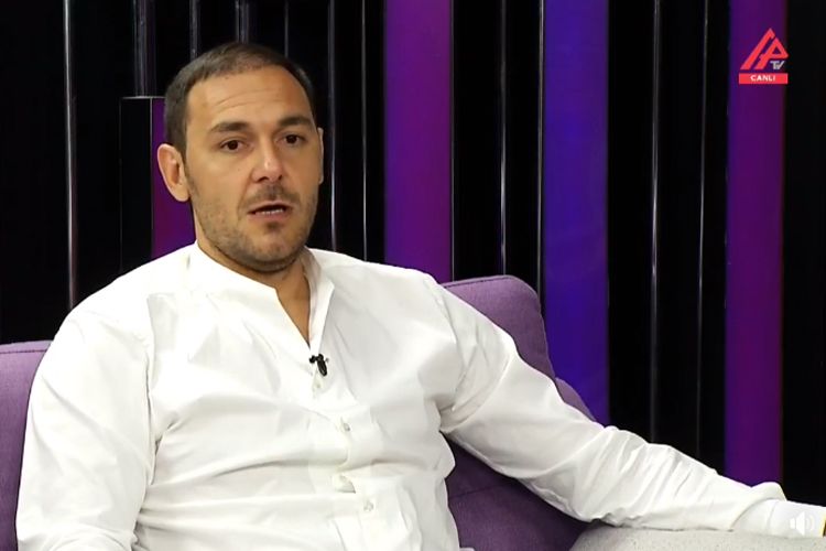 Kamran Ağayev: "Bu, sürünməkdir, dedim ki, heç vaxt qapıda durmayacam"